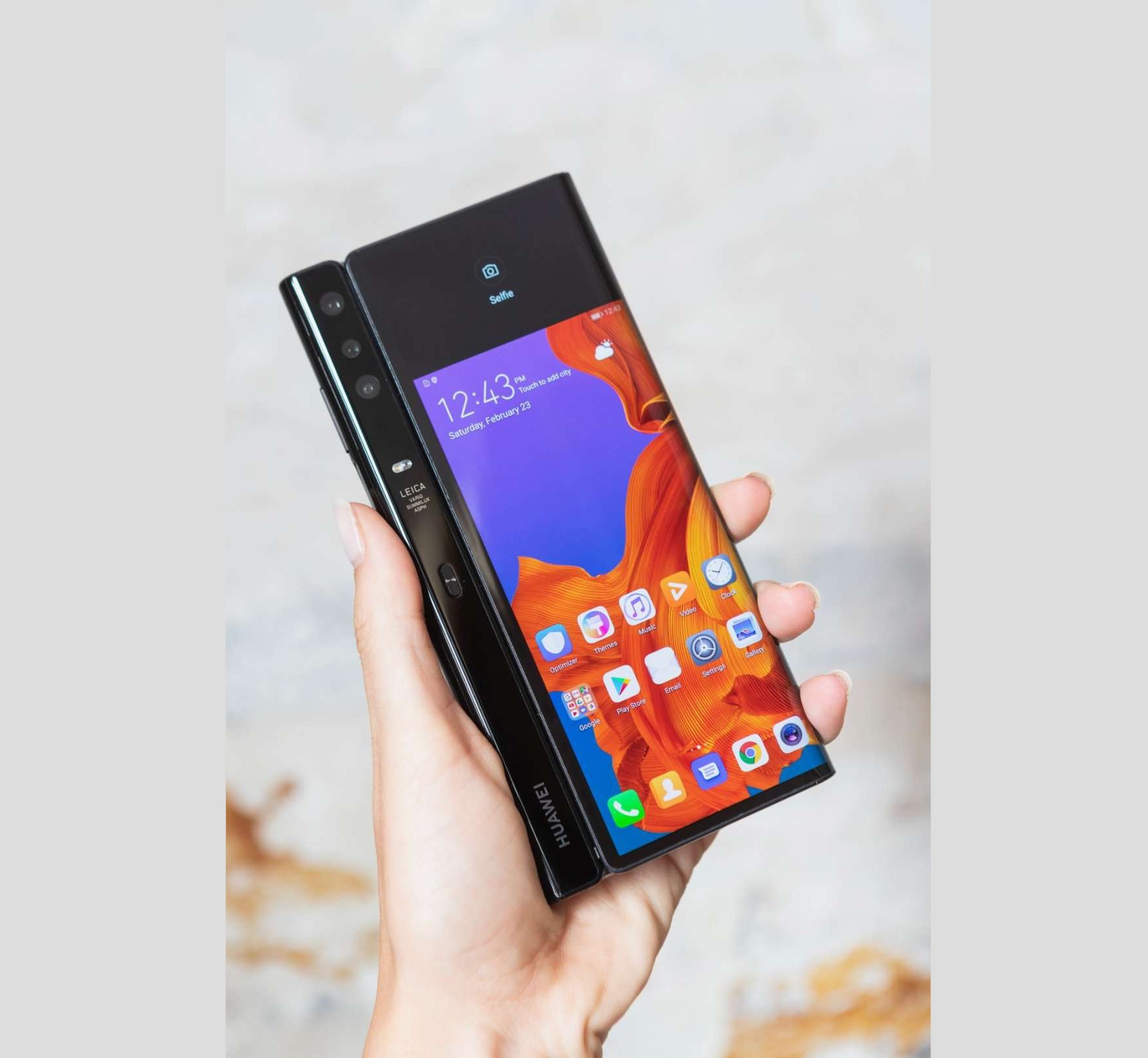 华为折叠屏方案迎转变！外翻变内折：MateX 2率先用上__财经头条