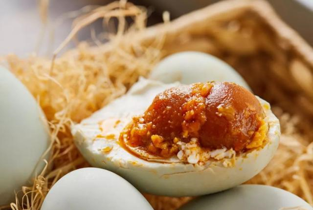 “咸蛋”原来有两种？一文看懂制作过程、保存方法秘诀！长知识了|咸蛋|咸蛋黄|制法_新浪新闻