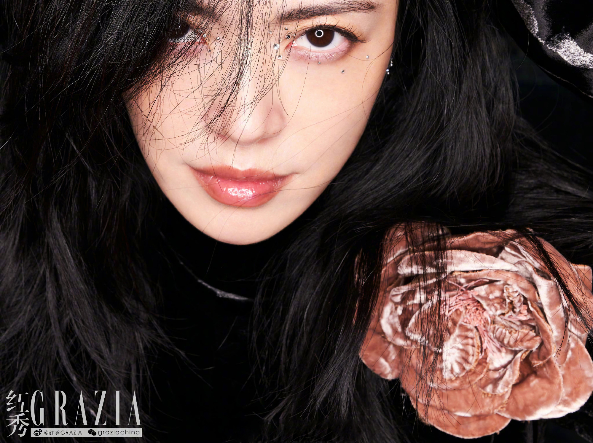 姚晨登红秀GRAZIA封面，大波浪卷发搭配钻饰眼妆，加上豹纹