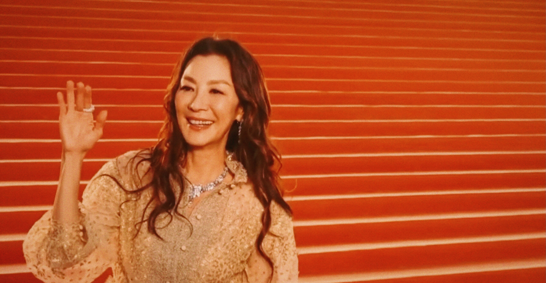 杨紫琼一身金色纱裙亮相，一如既往的温柔典雅