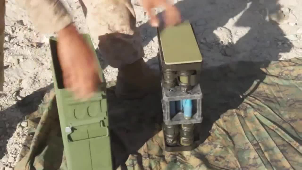 装甲车上的M242型“大毒蛇”链式机关炮，25毫米大口径弹药填装_新浪新闻