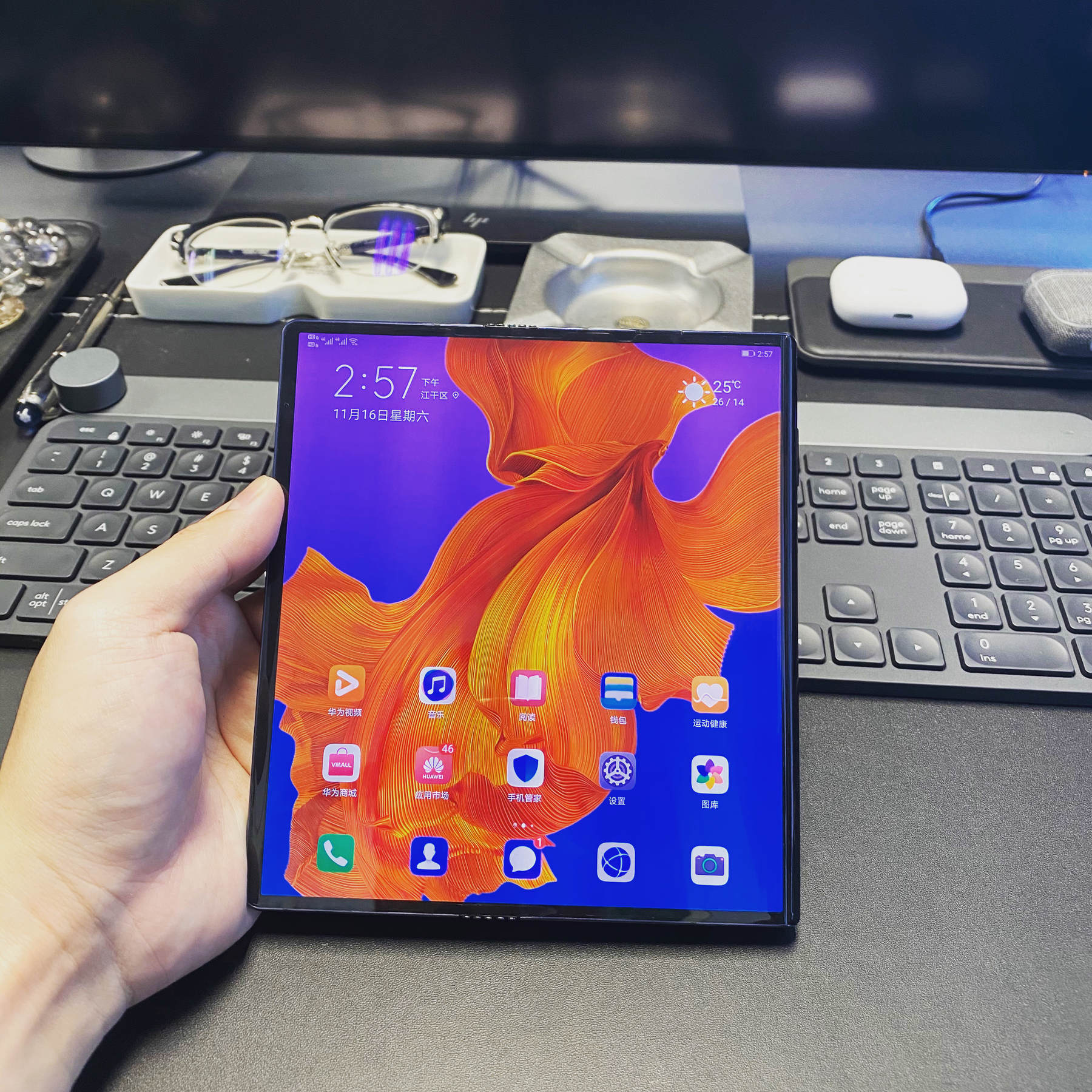 华为折叠屏方案迎转变！外翻变内折：MateX 2率先用上__财经头条