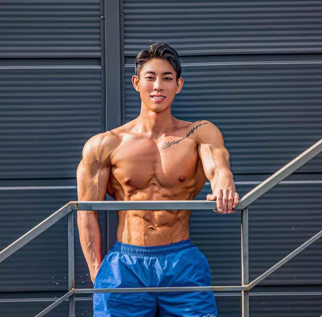 男神般的肌肉男模，颜值和身材令人上头，青筋凸起显力量