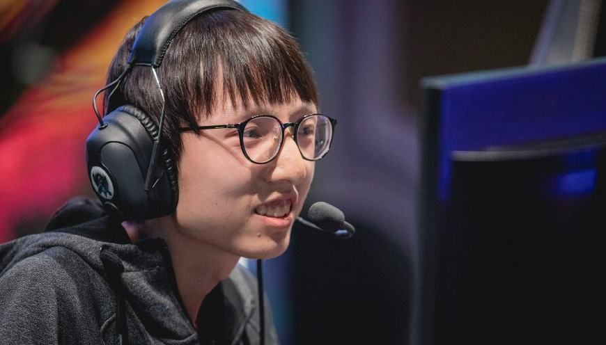 LOL：RNG贵妇姿态再出表情包，ADC琪琪在旁边显得略微羞涩！