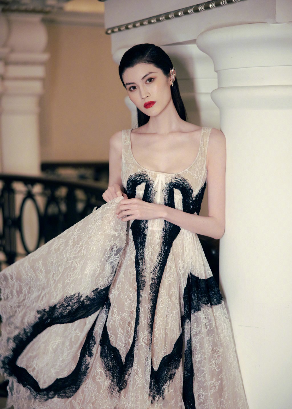 何穗身着Alexander McQueen 2021春夏系列黑白蕾丝礼服