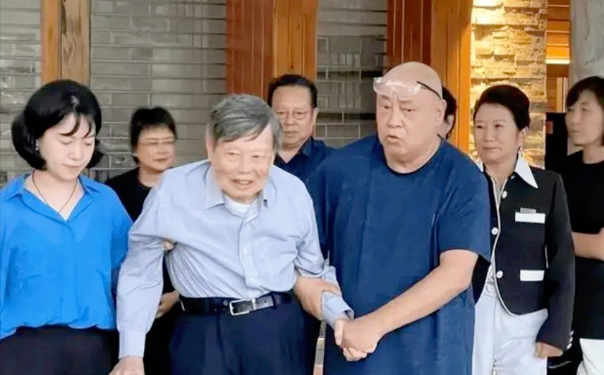 杨振宁百岁华诞，这对相差54岁的“爷孙恋”已恩爱18年|杨振宁|翁帆|爷孙恋_新浪新闻