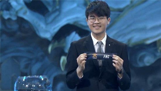 LOL：RNG贵妇姿态再出表情包，ADC琪琪在旁边显得略微羞涩！