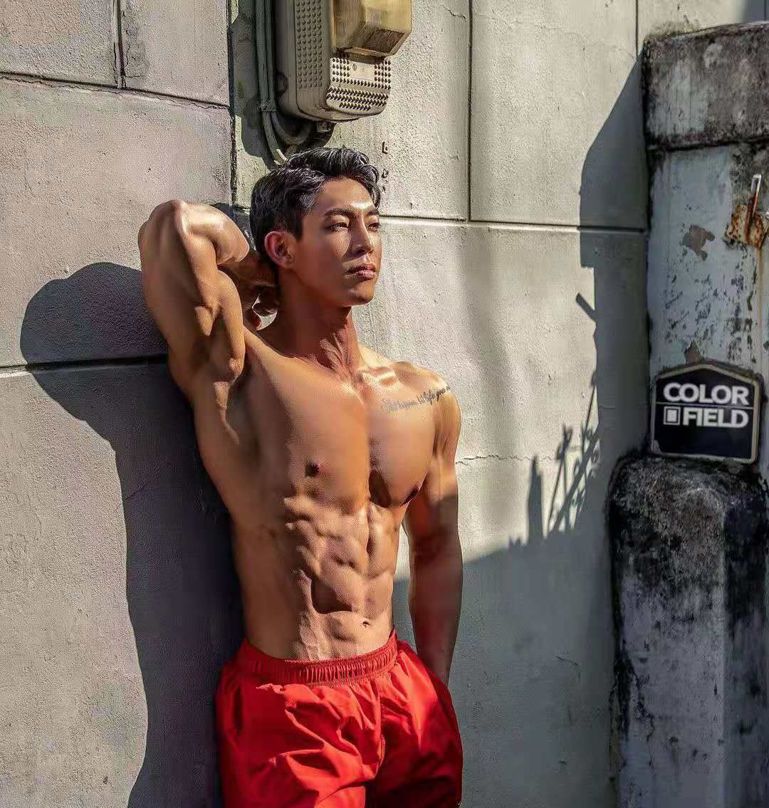 男神般的肌肉男模，颜值和身材令人上头，青筋凸起显力量