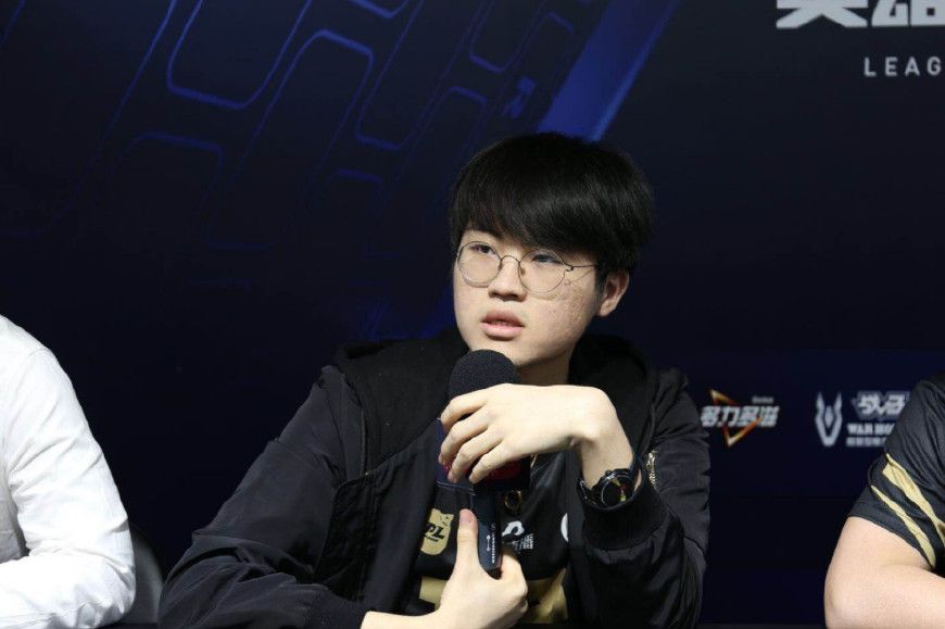 LOL：RNG贵妇姿态再出表情包，ADC琪琪在旁边显得略微羞涩！