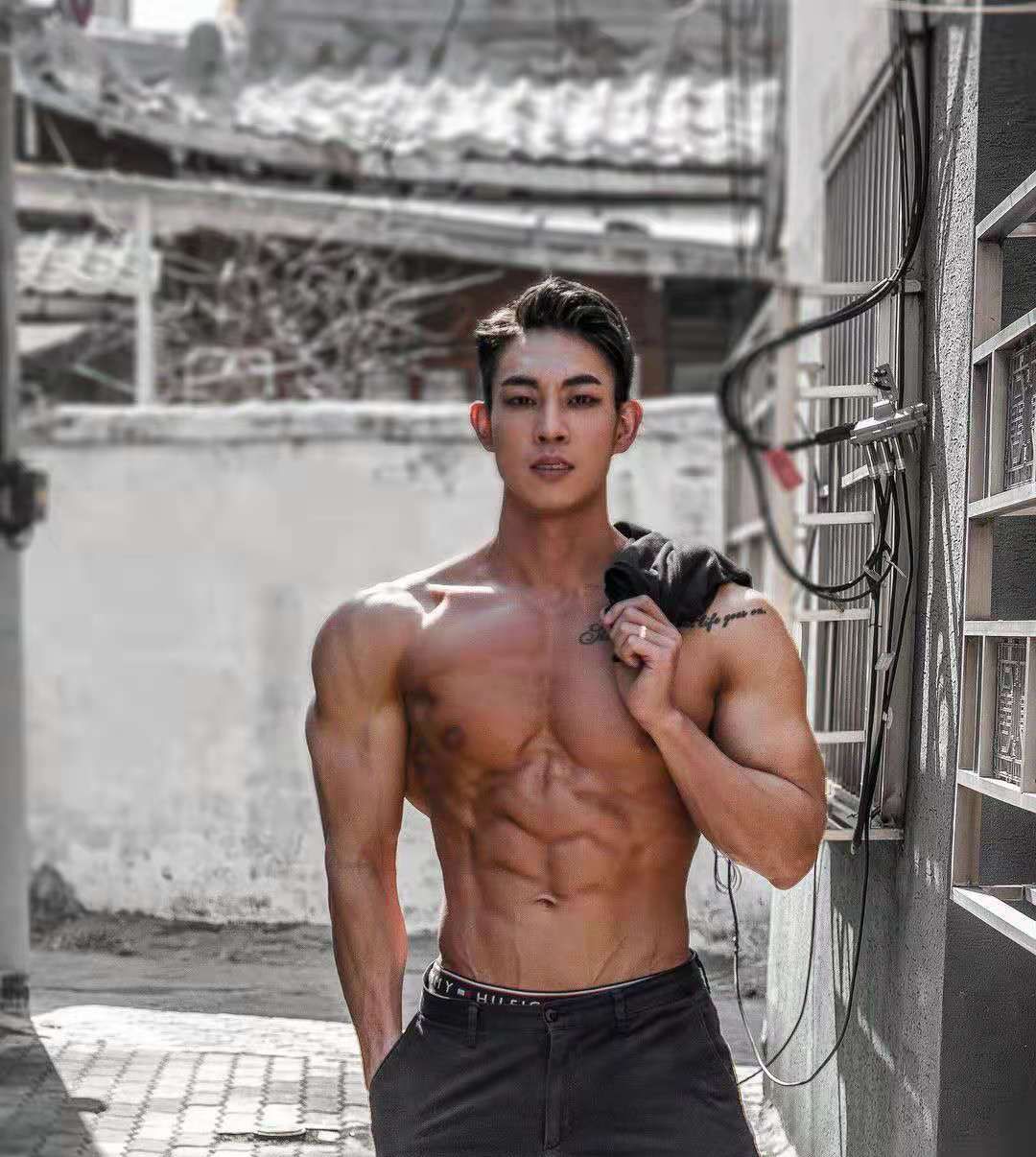 男神般的肌肉男模，颜值和身材令人上头，青筋凸起显力量