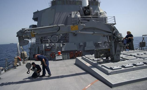 如果驱护舰上面携带的导弹打光了怎么办？别慌，还有最后一条路