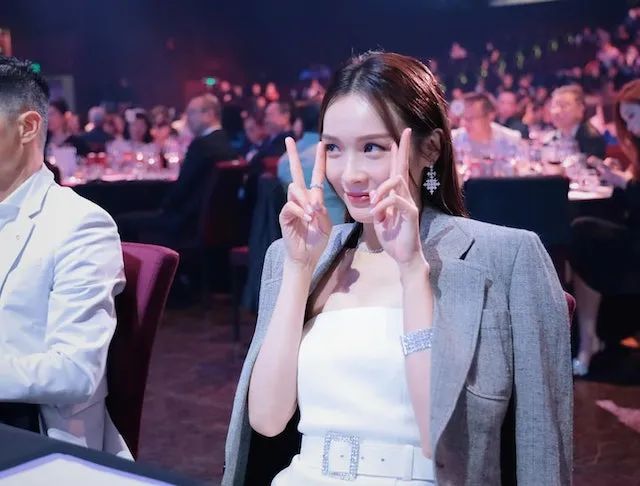 41岁TVB视后终于“解封”！短发新造型回归剧组，网民赞青春无敌|谭俊彦|李佳芯|麻雀乐团_新浪新闻