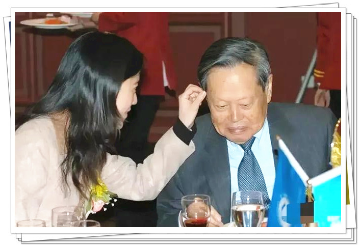 46岁的翁帆精神状态极好，穿粉色套装挺时髦，手扶杨振宁很贴心