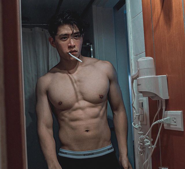 健壮的肌肉型男秀身材，一身腱子肉男人味十足