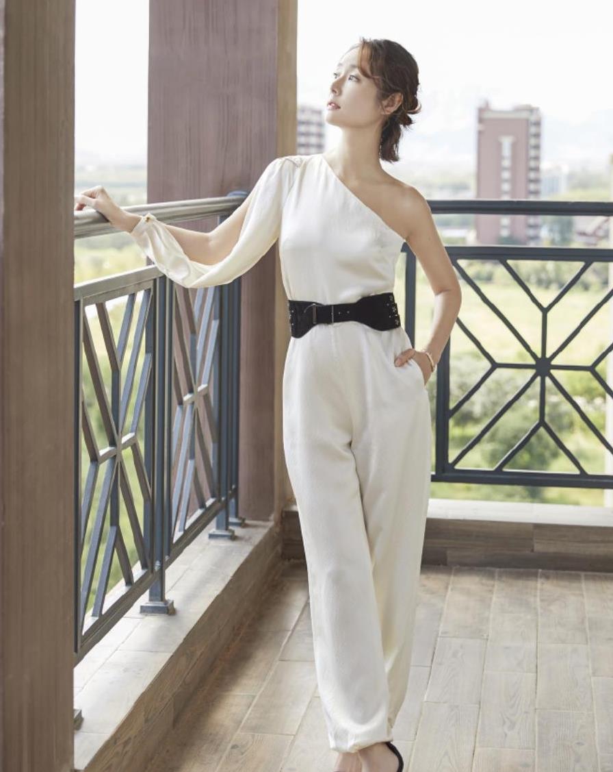 张庭陶虹情同姐妹，穿同款牛仔连体裤跟明道学跳舞，画面太和谐了