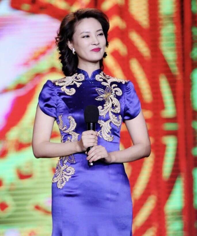 气质主持人“刘芳菲”果然不一样，一袭蓝色旗袍亮相，穿出高级感__财经头条