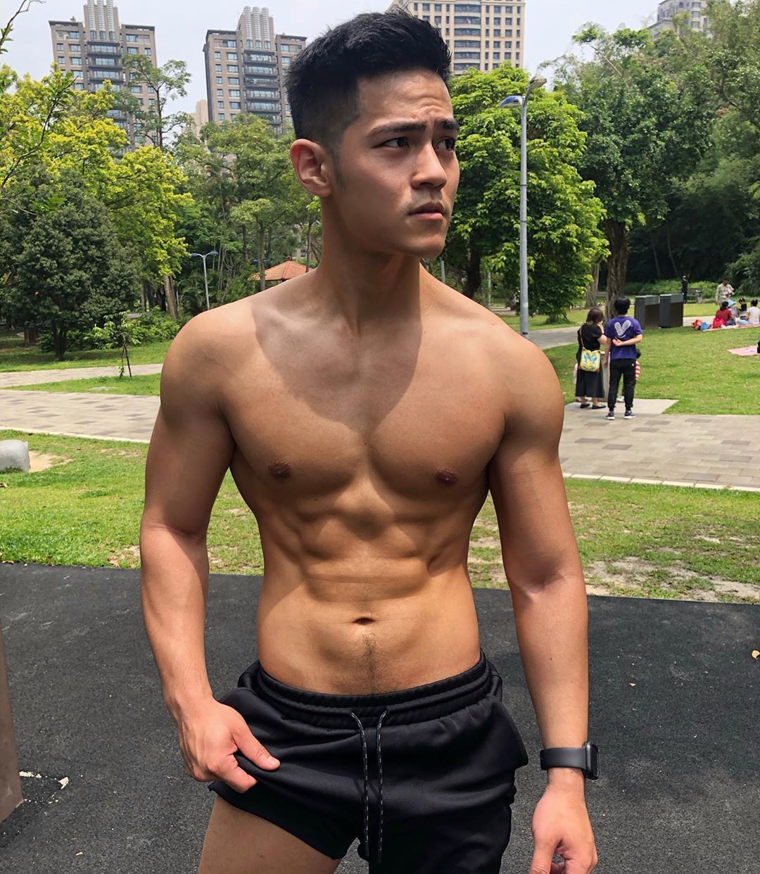 一枚五官精致的肌肉型男