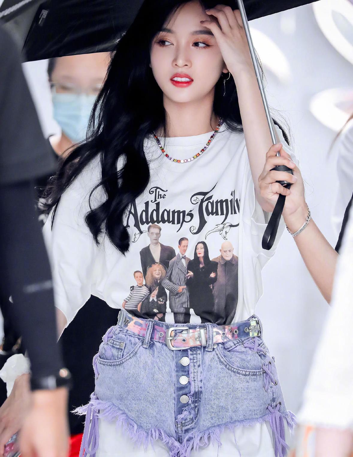 怪不得孙俪一直留短发，穿白T恤配牛仔裤短裤，随意搭配都很减龄