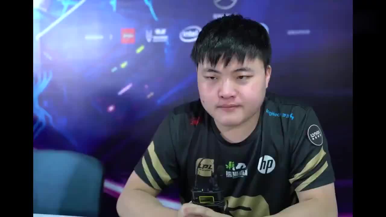 UZI赛后点评iboy那波神反应这属于正常操作,不过他确实挺优秀的!_新浪新闻