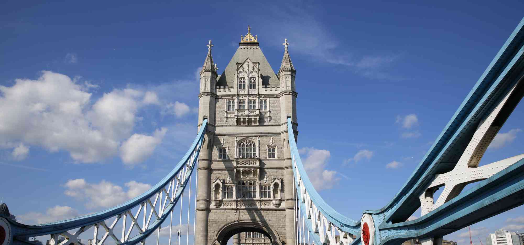 塔桥：泰晤士河旁的“明珠”，历史悠久颇有魅力__财经头条