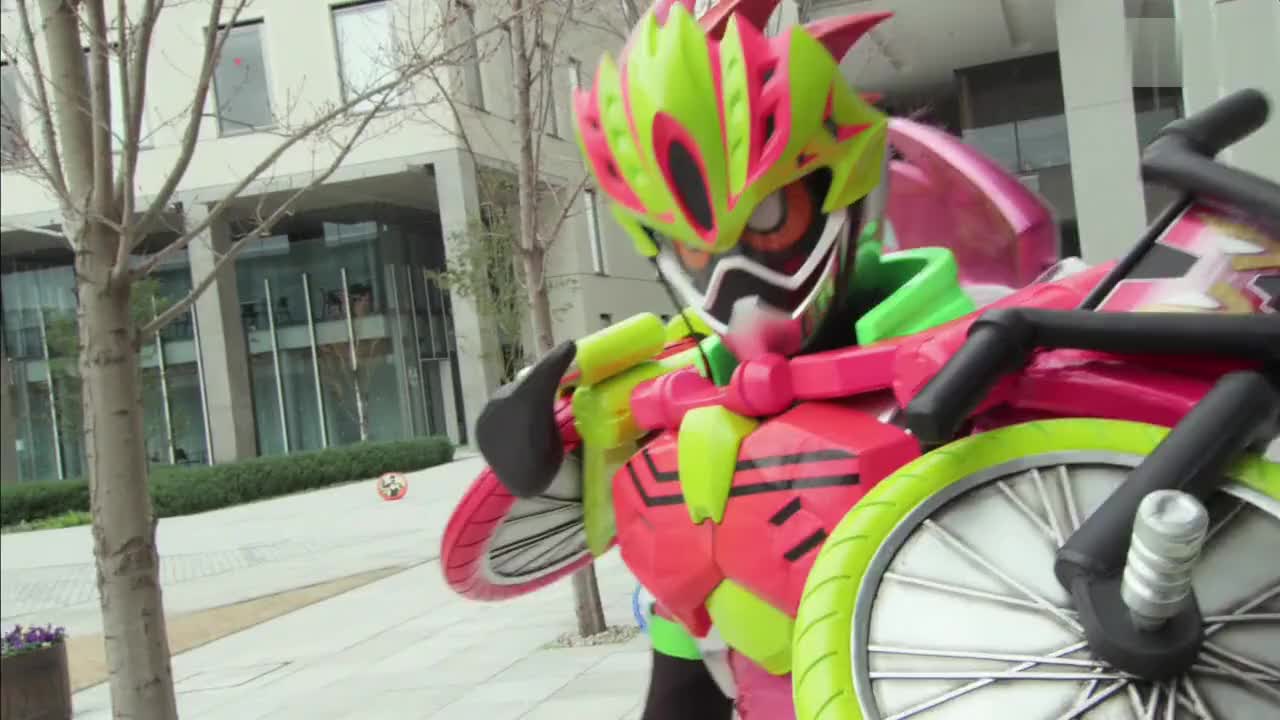 假面骑士exaid：檀黎斗的名场面！那个笑容，太恶心人了_新浪新闻