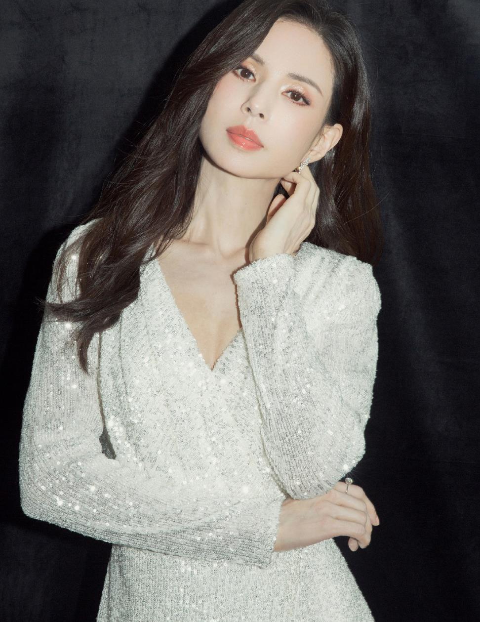 李若彤越活越年轻，54岁穿白色“亮片”连衣裙，身姿挺拔好气质