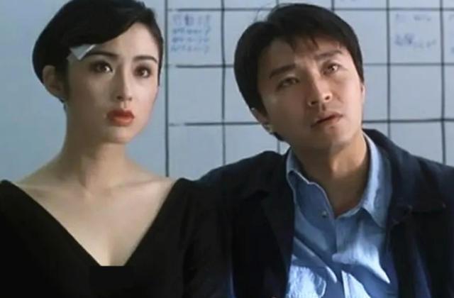 52岁张敏近照曝光，皮肤保养得很好，同框小十岁男友配的一脸