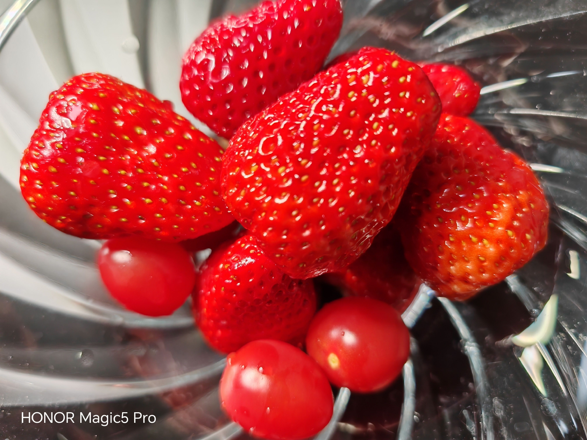 荣耀Magic 5 Pro零售版开箱：性能保守，拍照浓艳，性价比高