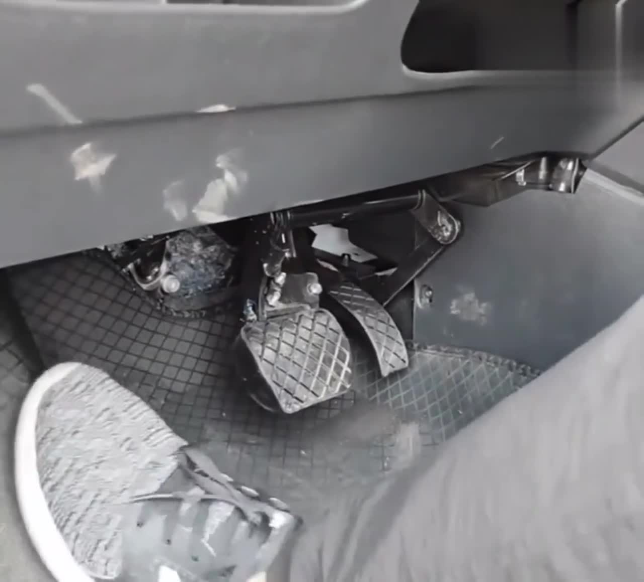 这车就两个踏板怎么开，自动挡怎么用，教练来教你，快来看看！|汽车资讯|汽车视频_新浪新闻