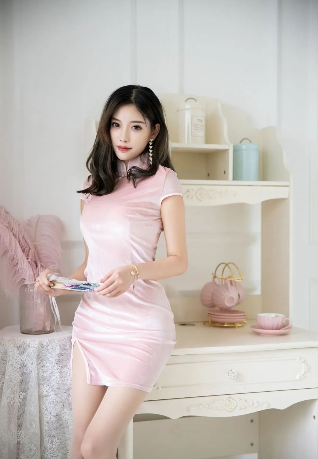 粉色旗袍的长发优雅女神杨晨晨私房写真集