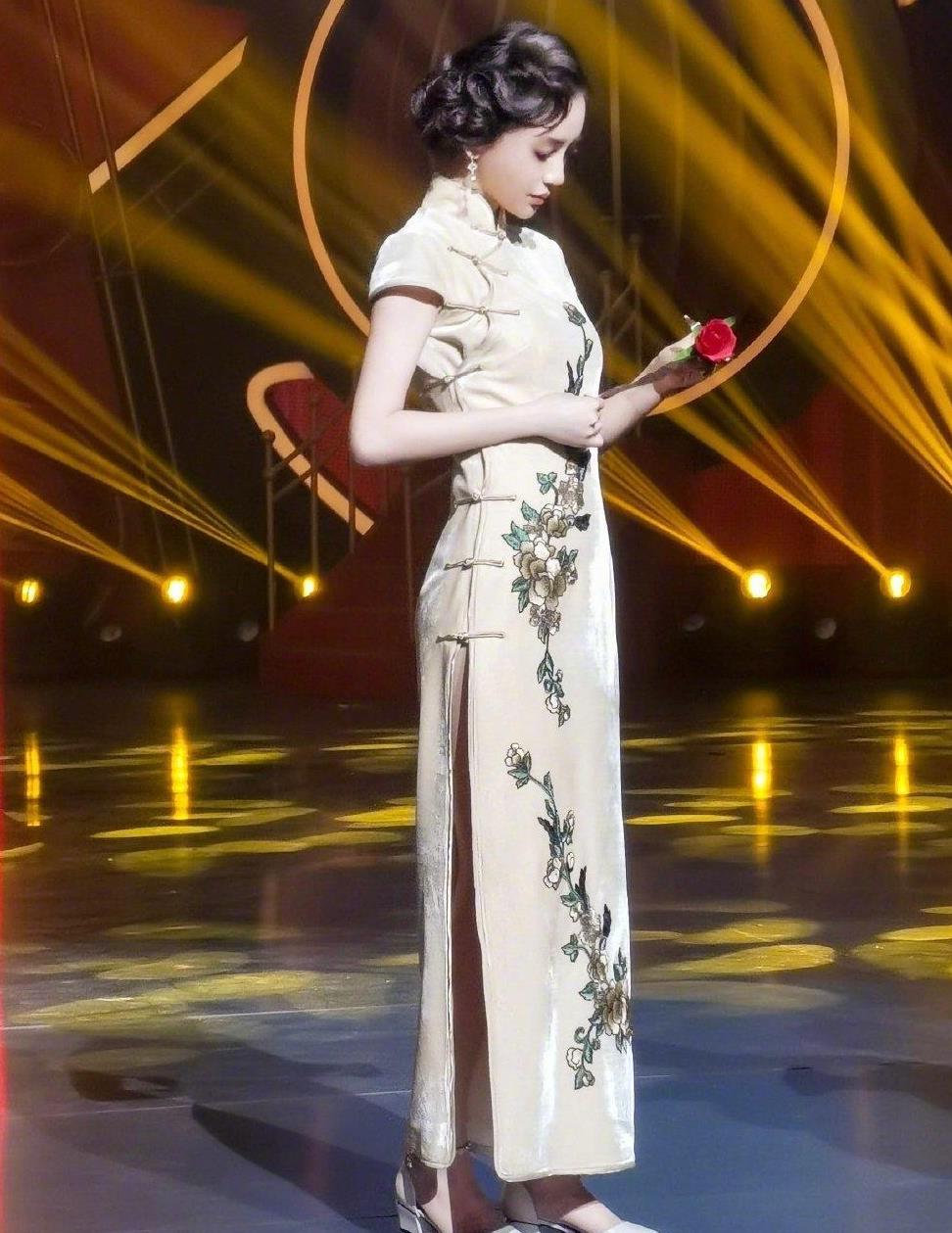 气质主持人“刘芳菲”果然不一样，一袭蓝色旗袍亮相，穿出高级感__财经头条