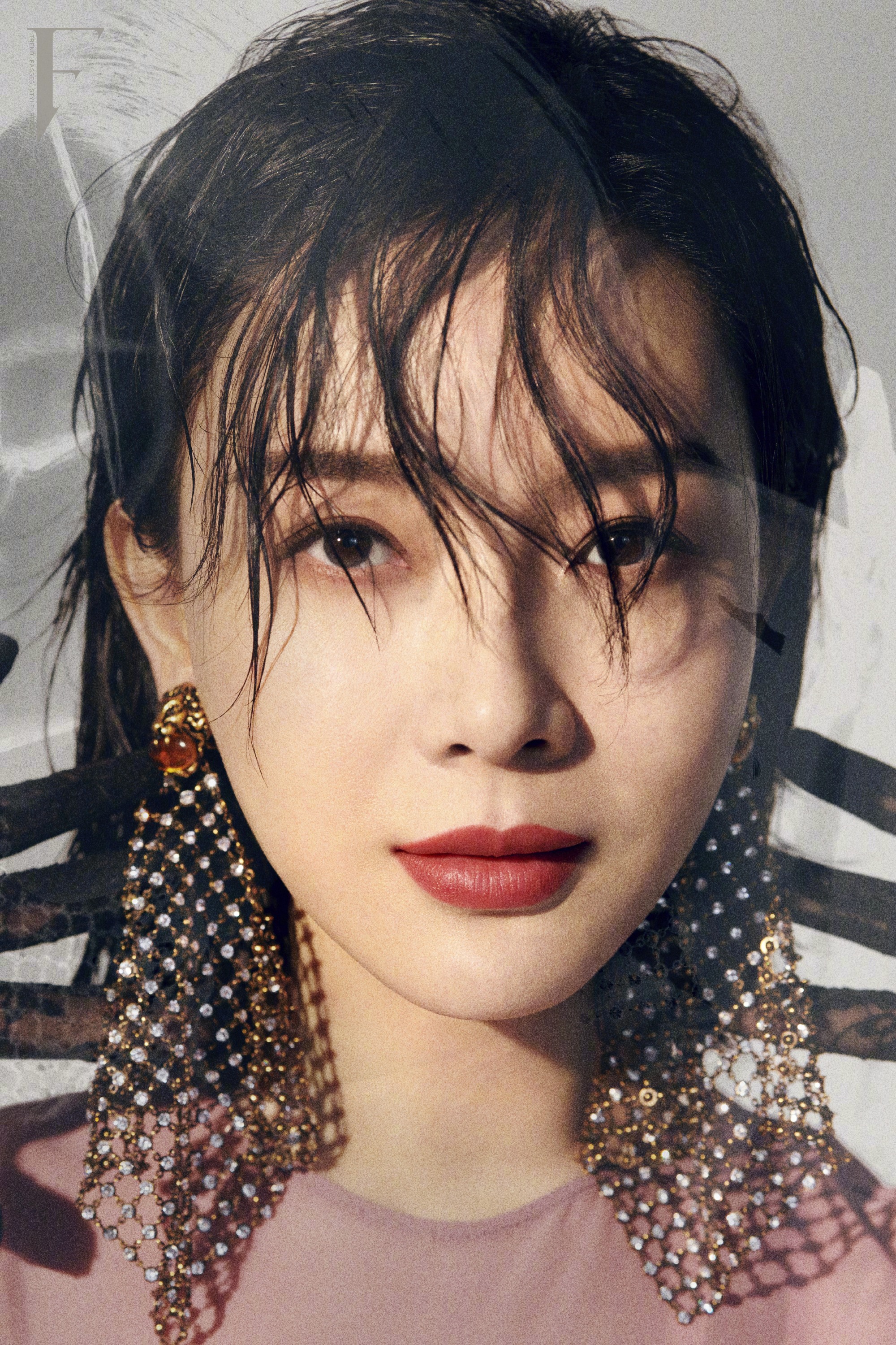 陈数最新时尚大片攻气十足，变身雨夜女王，上演湿发性感眼镜杀