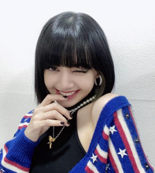 Lisa的“铁刘海”小秘诀来了，短发又甜又飒，不愧是人间芭比