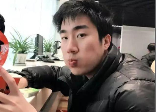 骚男七七离婚现状：一个豪车豪宅吃喝无忧，一个老房子内苦逼直播|离婚|老房子|无忧_新浪新闻