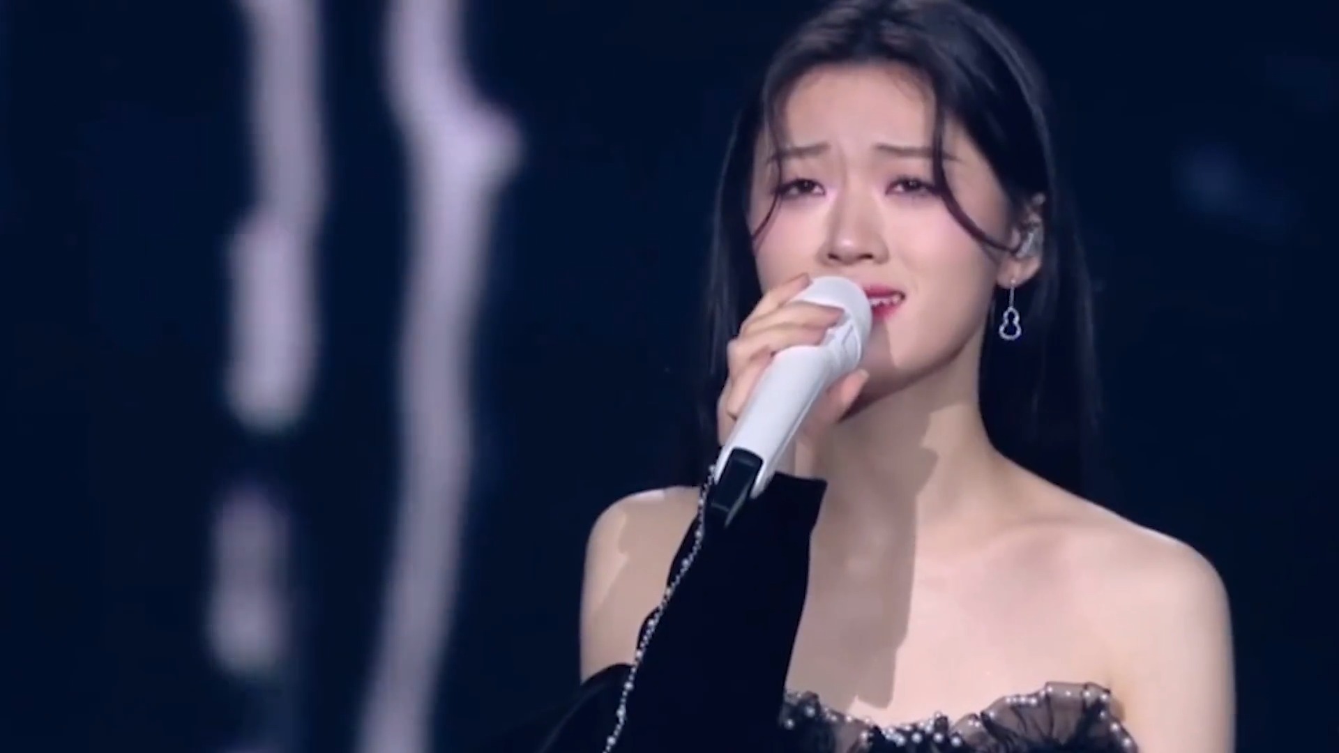 单依纯不愧是“收视王牌”，唱《一生所爱》破亿播放，竟超越原唱|王牌对王牌_新浪新闻