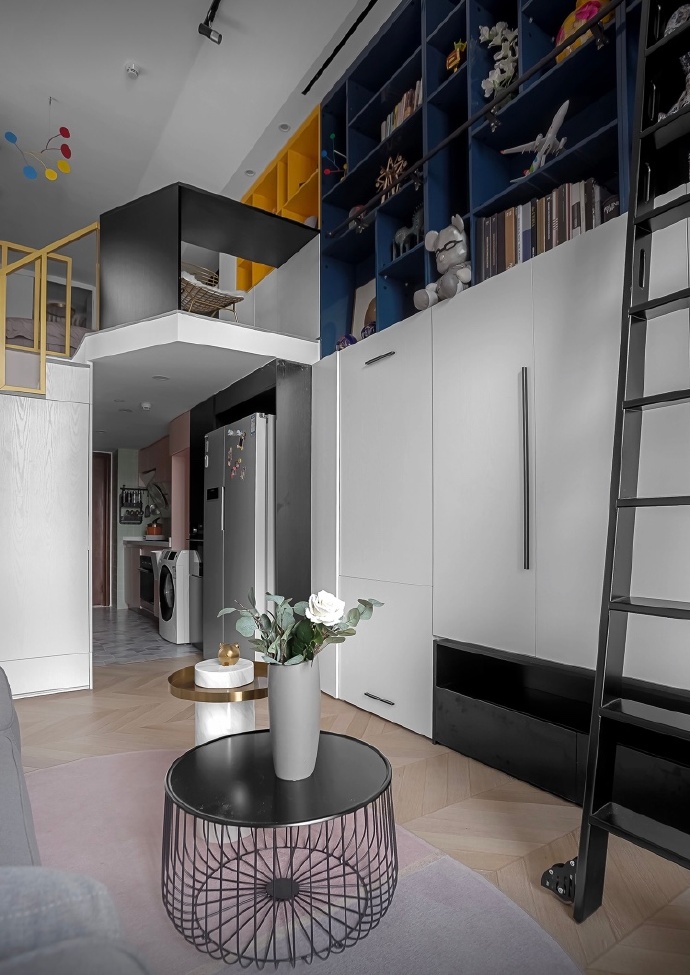 35㎡Loft公寓改造，空间开阔色彩明艳__财经头条