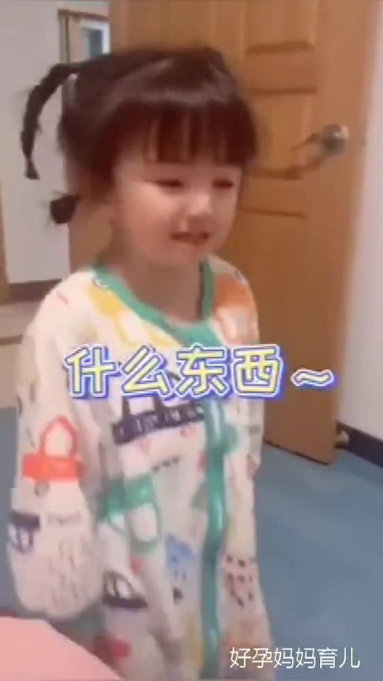 妹妹影响哥哥睡觉被哥哥赶出来,还过来跟妈妈告状,太可爱了! 手机新浪网