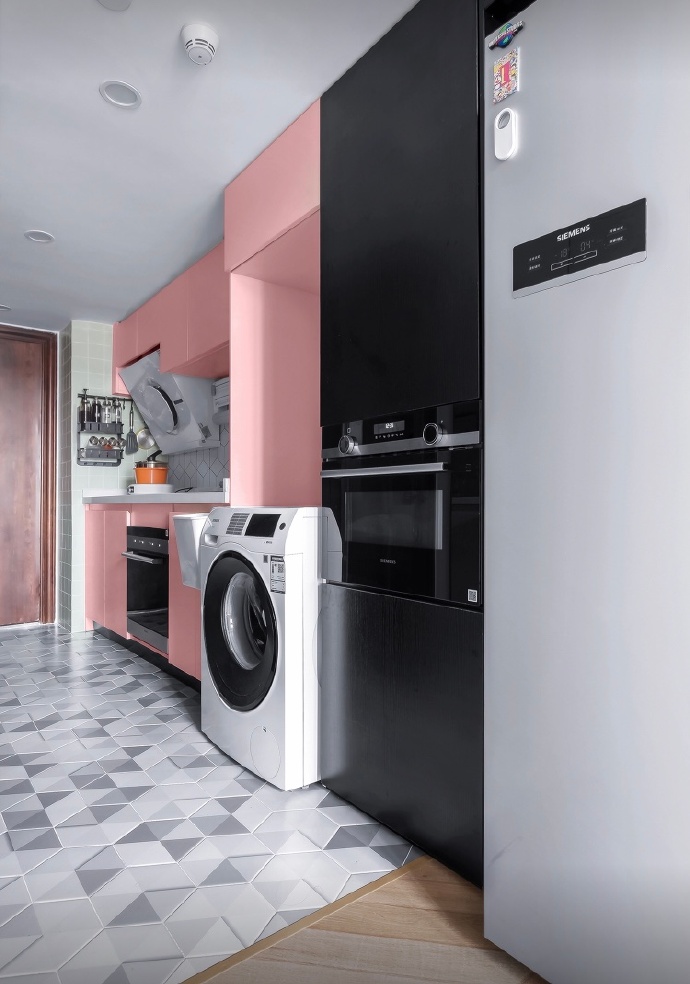 35㎡Loft公寓改造，空间开阔色彩明艳__财经头条