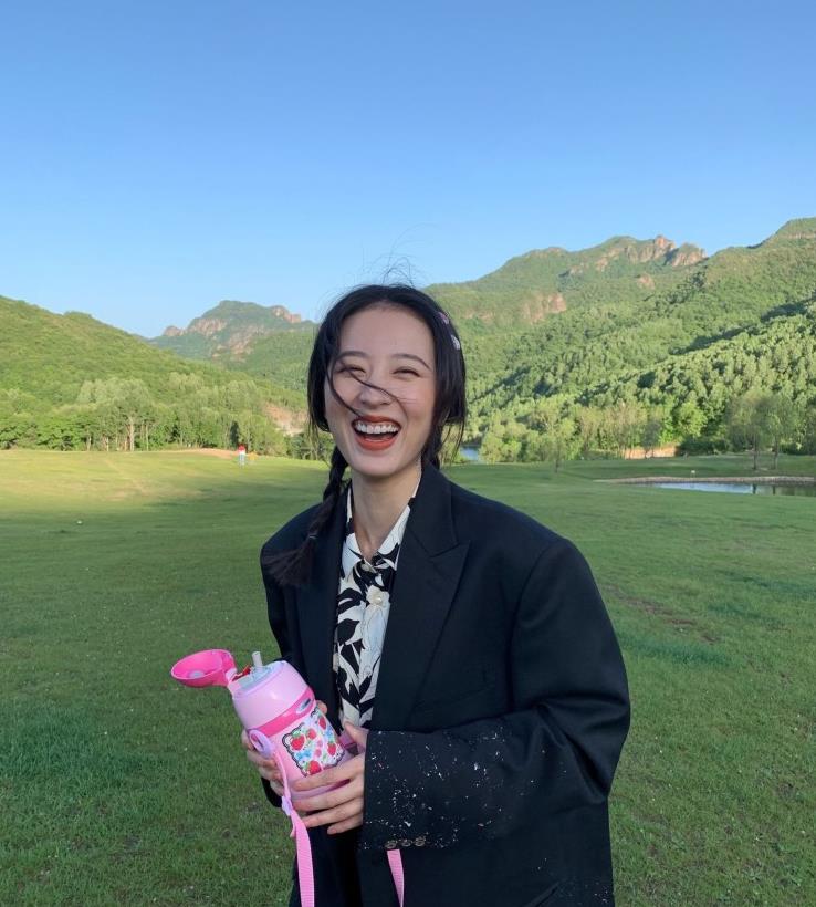 周雨彤穿搭，简约不平凡，低调不平庸，一句话，待见__财经头条