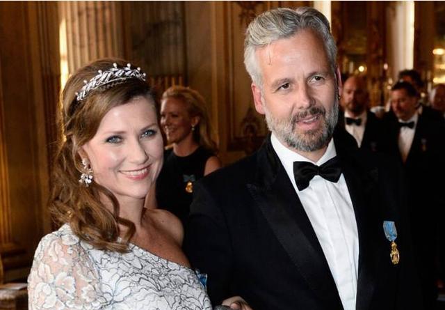 挪威公主为女儿庆祝生日，晒出小公主17岁美照，母女俩太像了