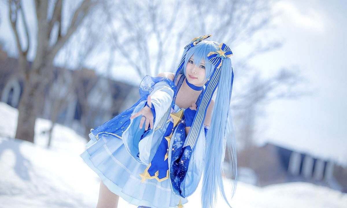 清纯的初音cos小姐姐，初见是心动的感觉，下一秒是永远的守护