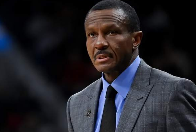 NBA刺激一夜！2大豪强内讧，2位主帅下课，悍将“自残”砸墙骨折