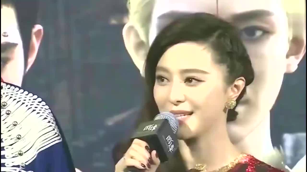 范冰冰终于公开露面了，一袭粉长裙甜美，颜值依旧_新浪新闻