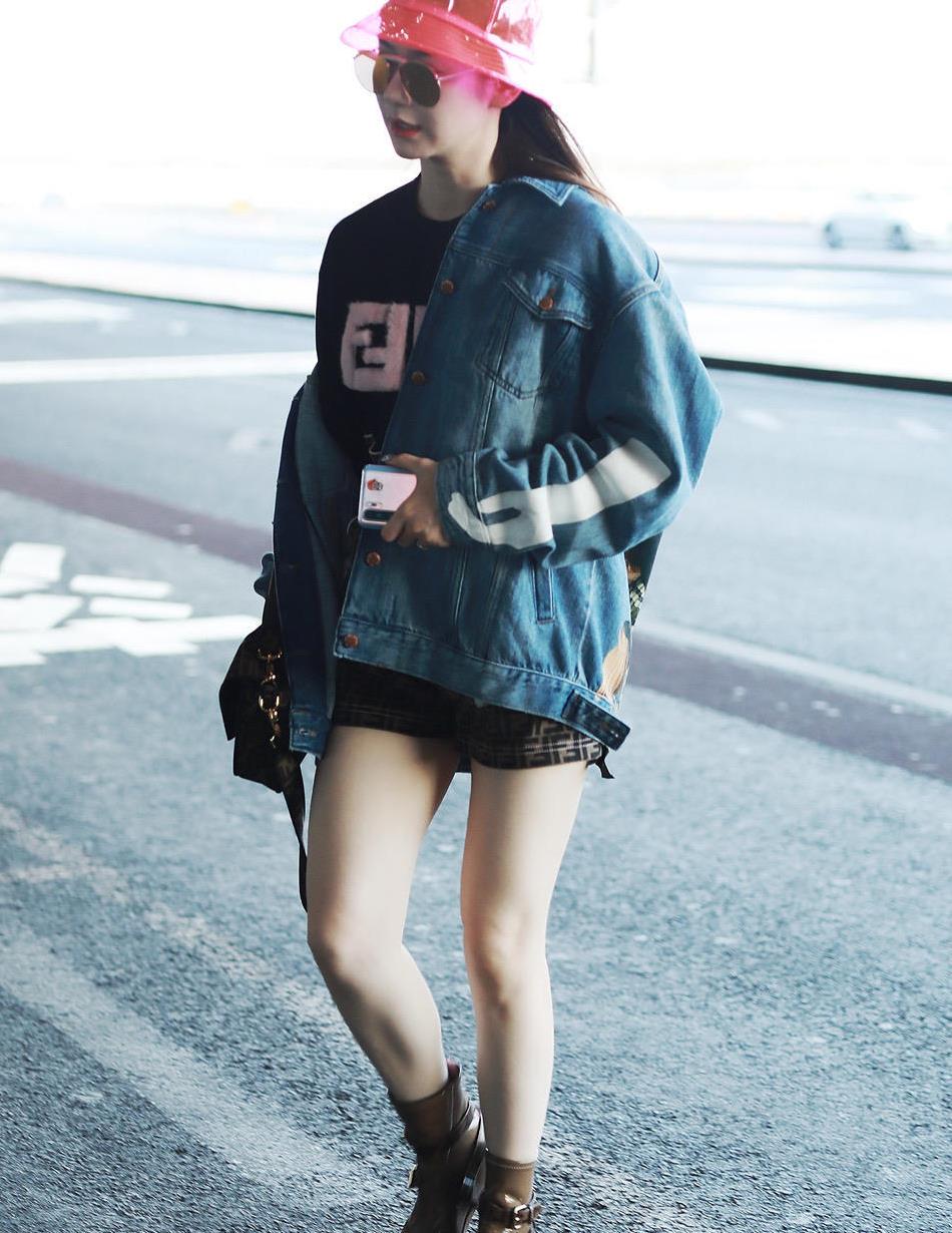 Yamy走出阴霾心情佳，穿白色牛仔外套配半身裙，时髦又高级__财经头条