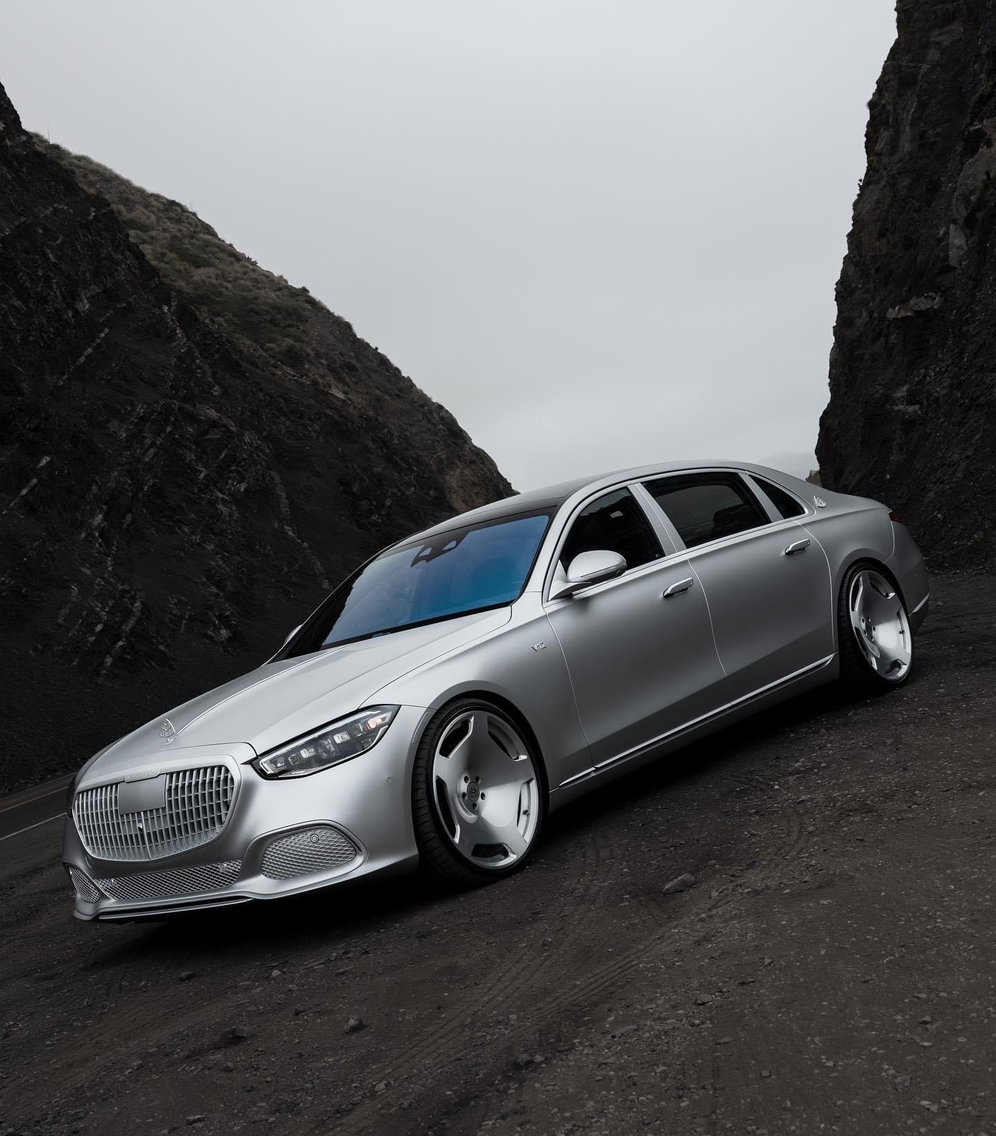 磨砂银奔驰迈巴赫S680，搭载V12发动机，发光logo隐藏式门把手__财经头条