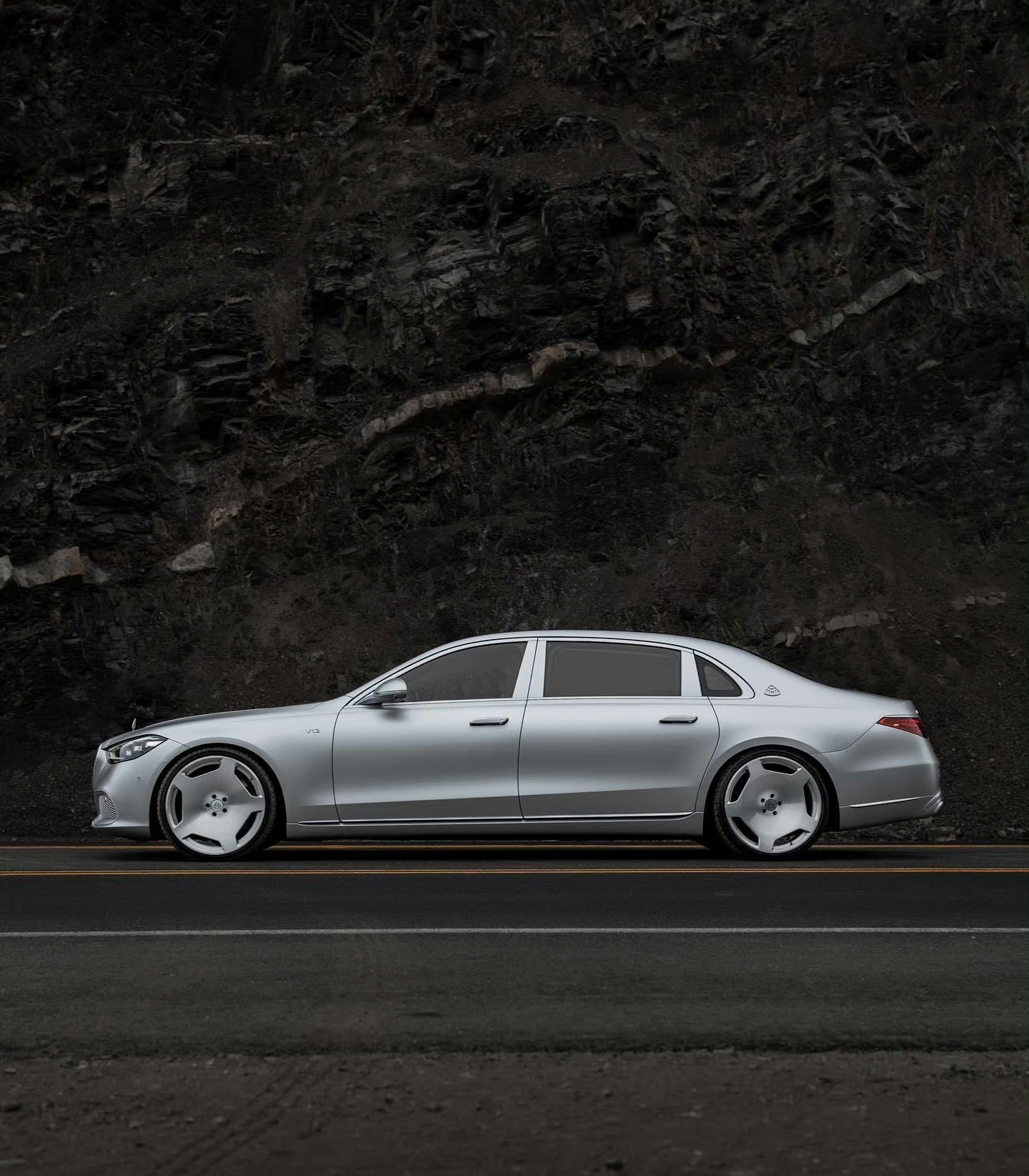 磨砂银奔驰迈巴赫S680，搭载V12发动机，发光logo隐藏式门把手__财经头条