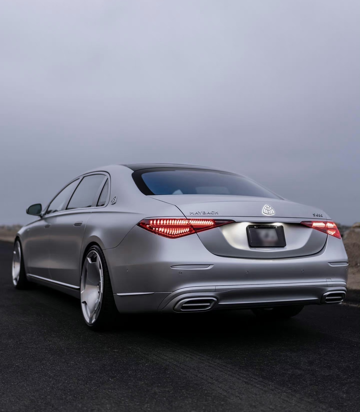 磨砂银奔驰迈巴赫S680，搭载V12发动机，发光logo隐藏式门把手__财经头条