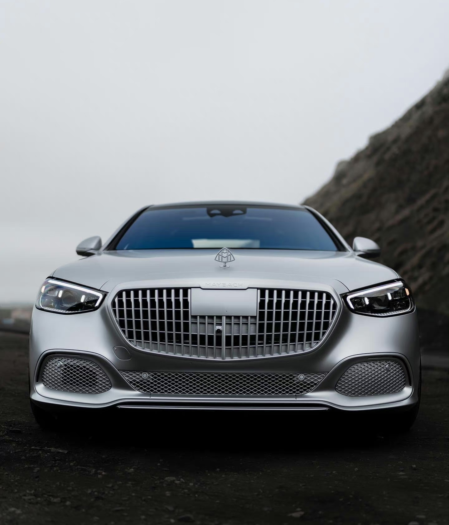 磨砂银奔驰迈巴赫S680，搭载V12发动机，发光logo隐藏式门把手__财经头条