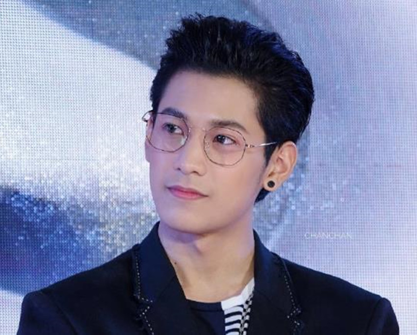 泰国当红明星Singto出家，为已故母亲祈福