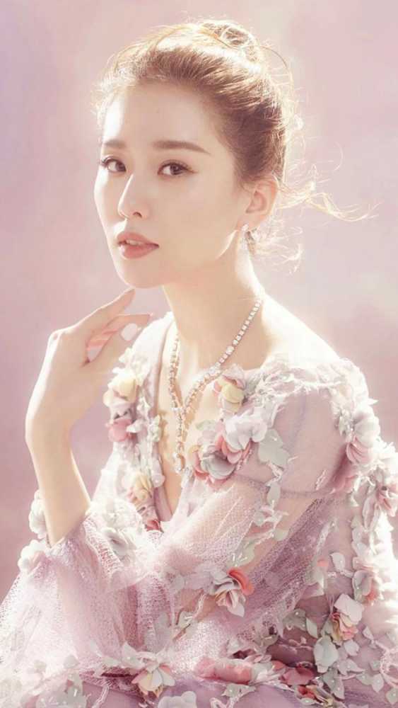 杨幂西装证件照好美，baby气质佳，看到刘诗诗绝了